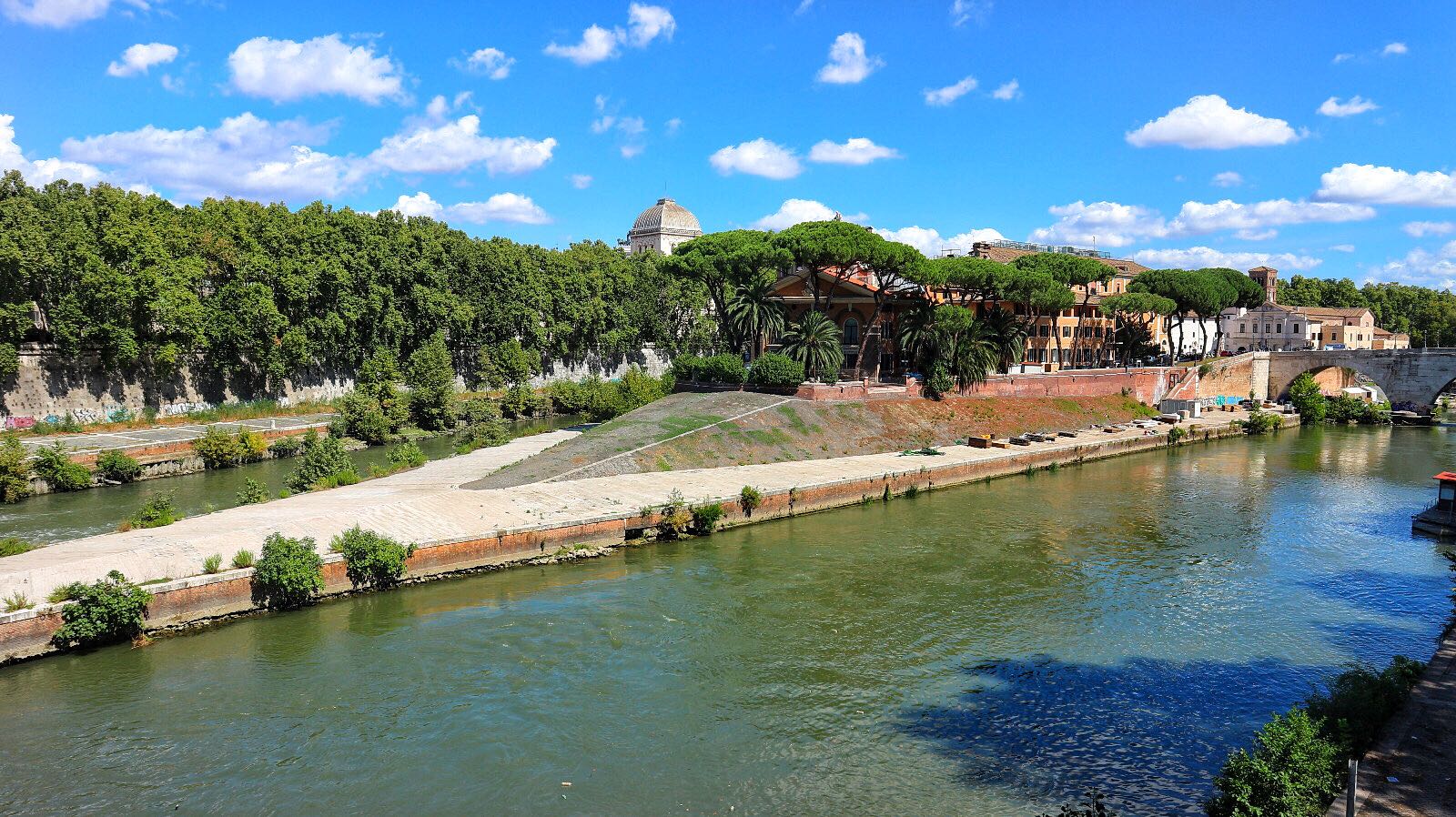 Isola Tiberina, l’isola più piccola abitata al mondo in mezzo al Tevere ...
