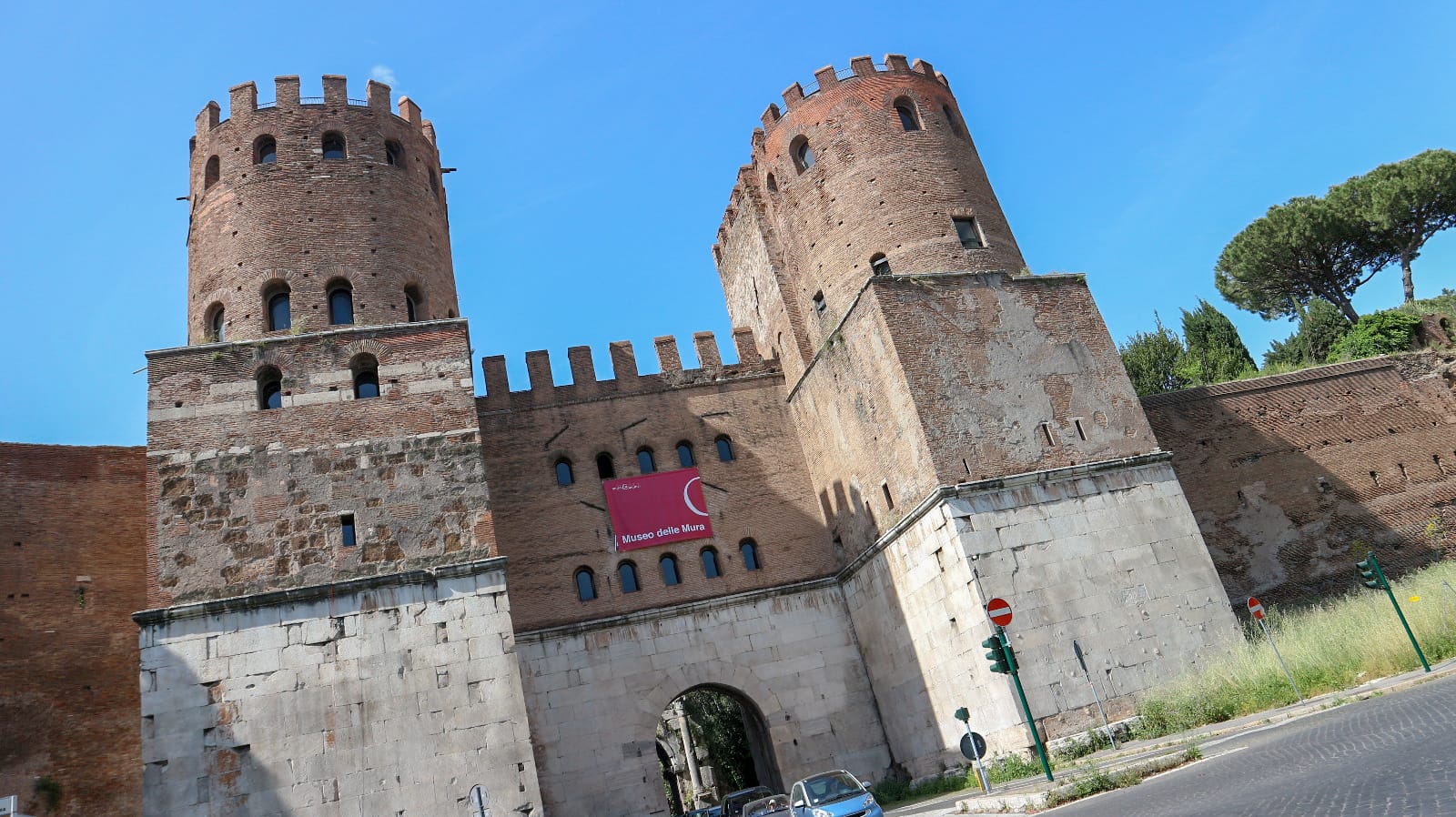 Sulla via Appia Antica a Roma, tra catacombe e ville romane