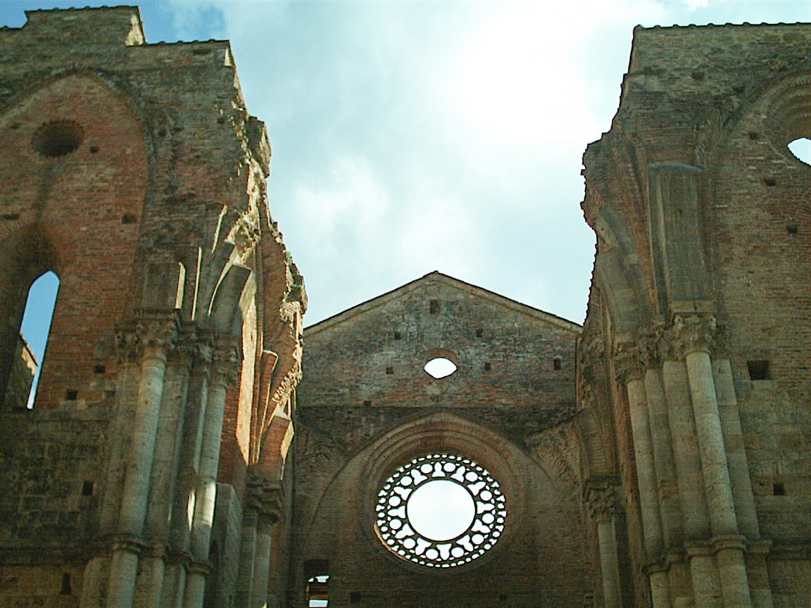 Abbazia di San Galgano, la chiesa senza tetto della Toscana e la spada ...